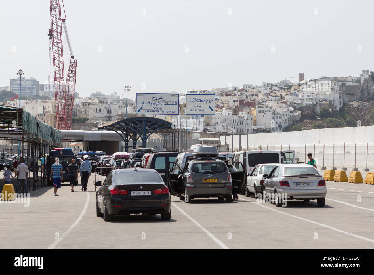 Border queues hi-res stock photography and images - Alamy