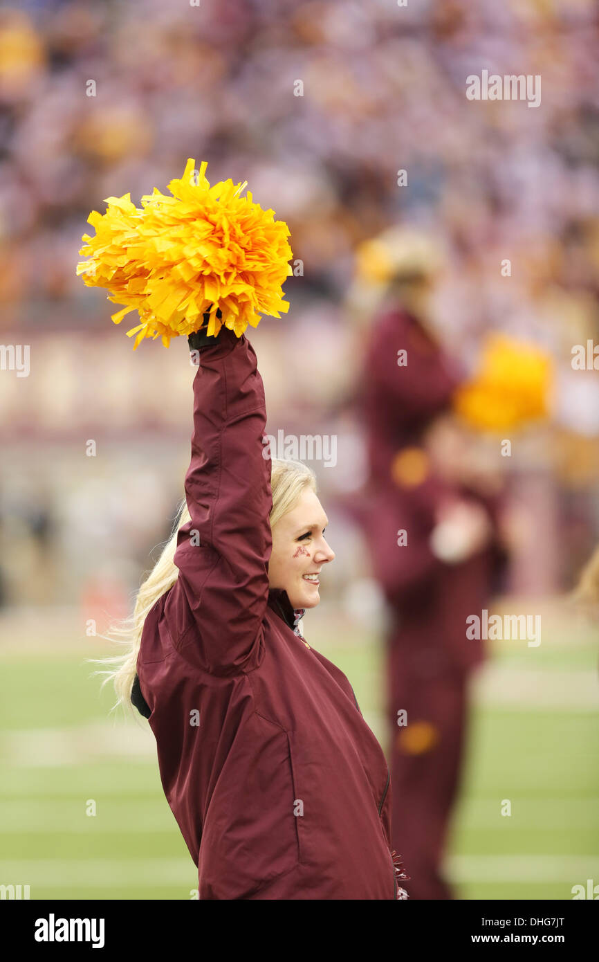 University of minnesota gophers cheerleader hi-res stock photography ...
