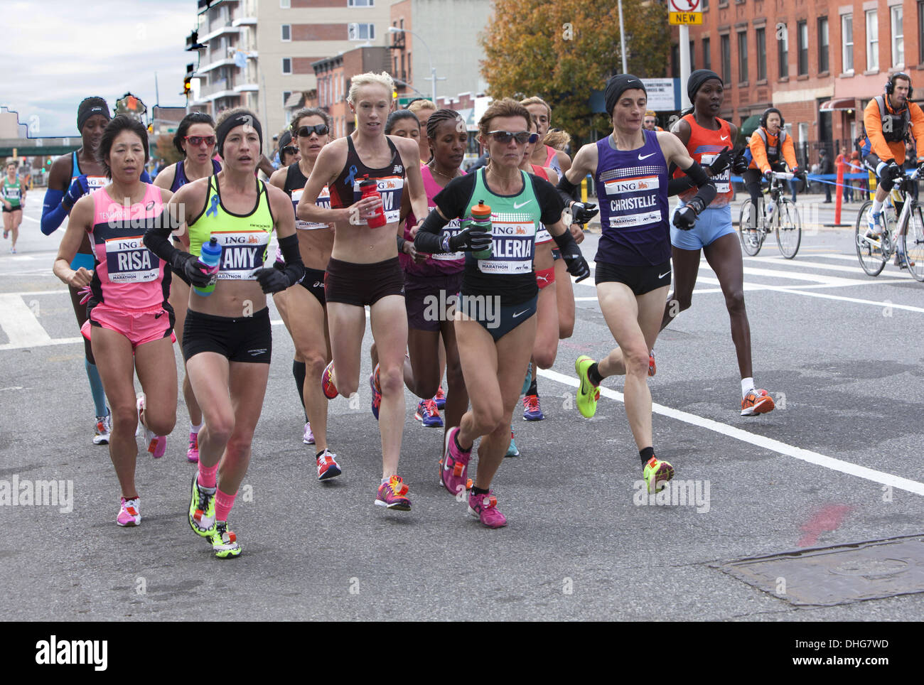 Marathon runners female hi-res stock photography and images - Alamy