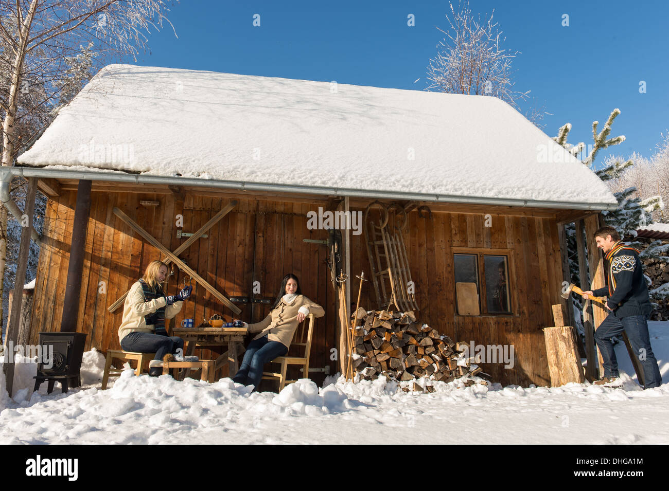 Cozy cottage snow hi-res stock photography and images - Alamy