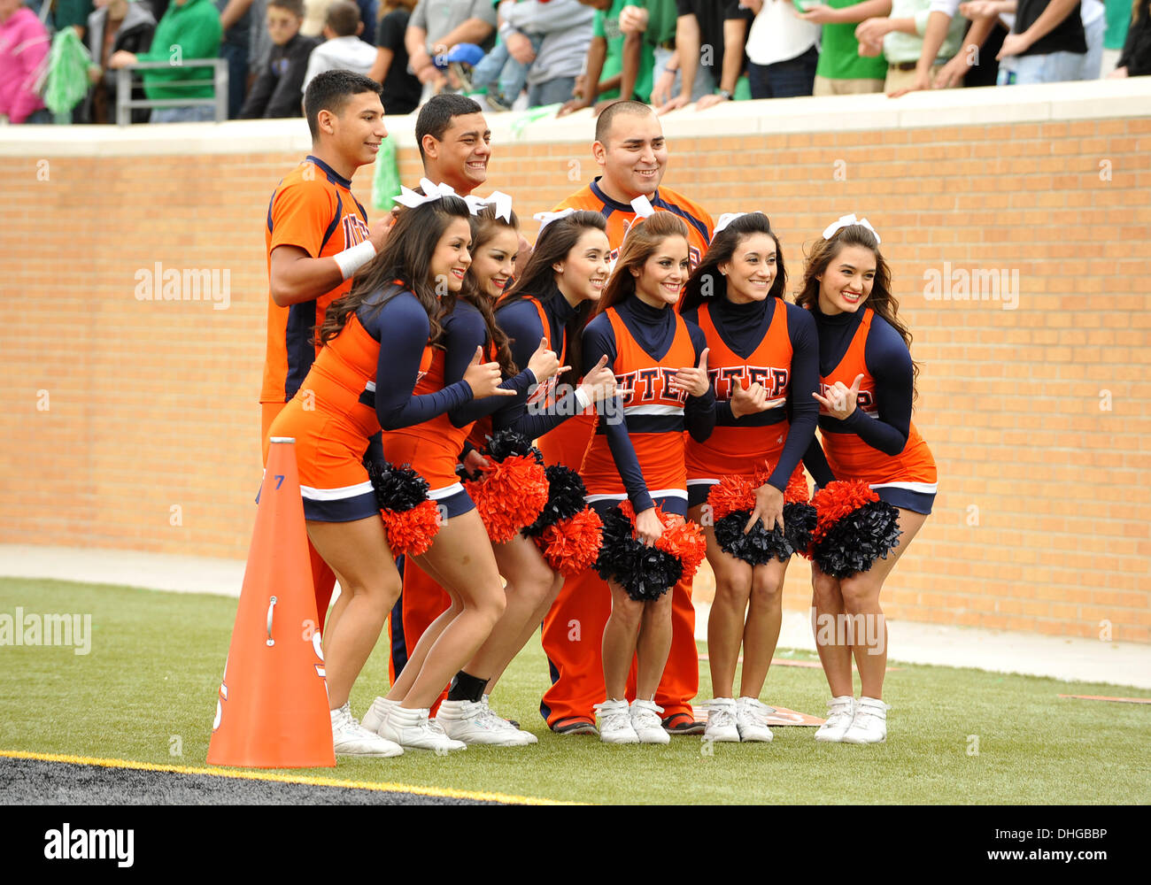 Cheerleaders team field hi-res stock photography and images - Alamy