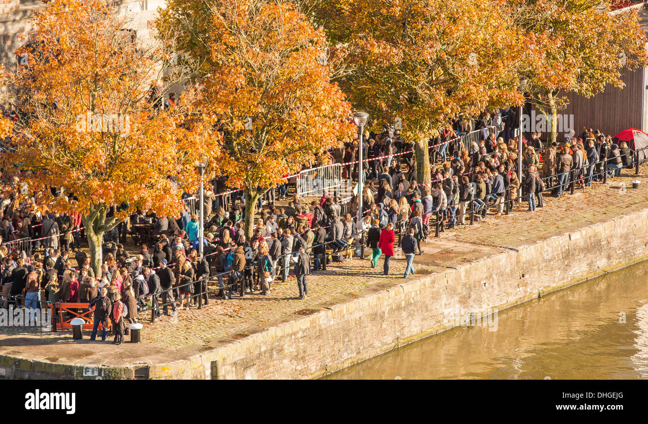 Bristol, UK. 10 November 2013. Hundreds of budding actors queue outside ...