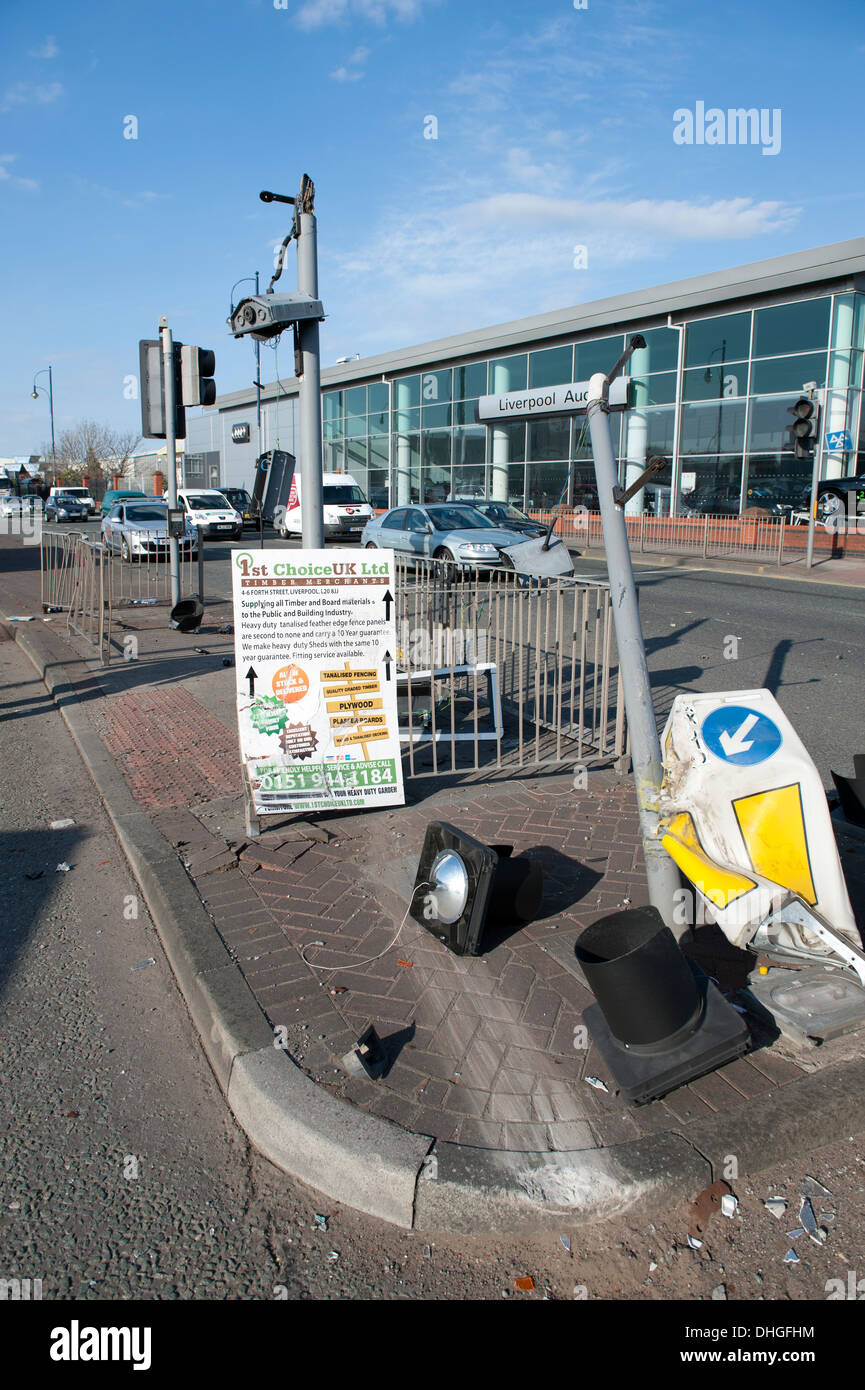 Car crash traffic lights sign crushed broken Stock Photo - Alamy