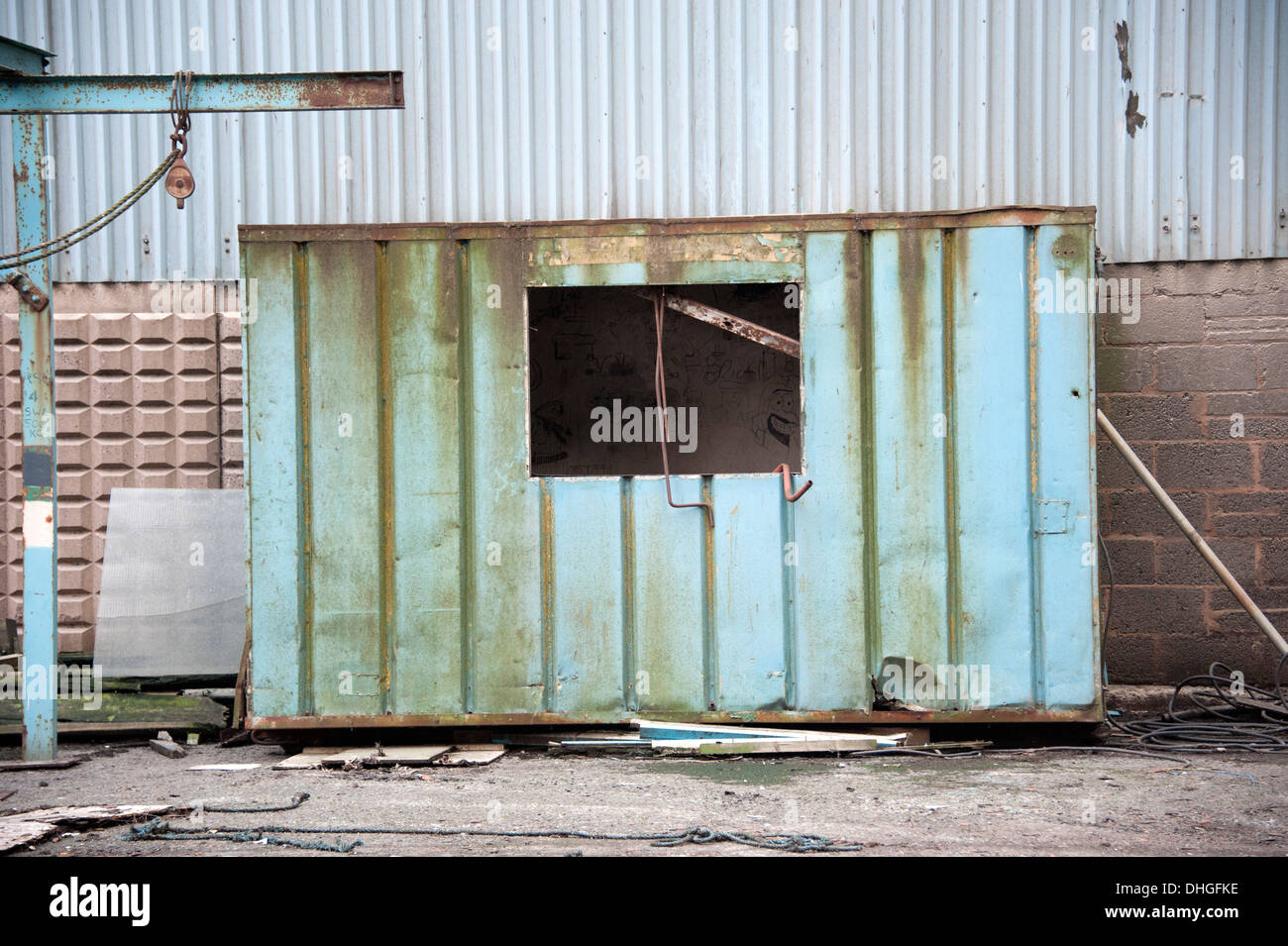 Rusty oldsteel building site office tatty Stock Photo - Alamy