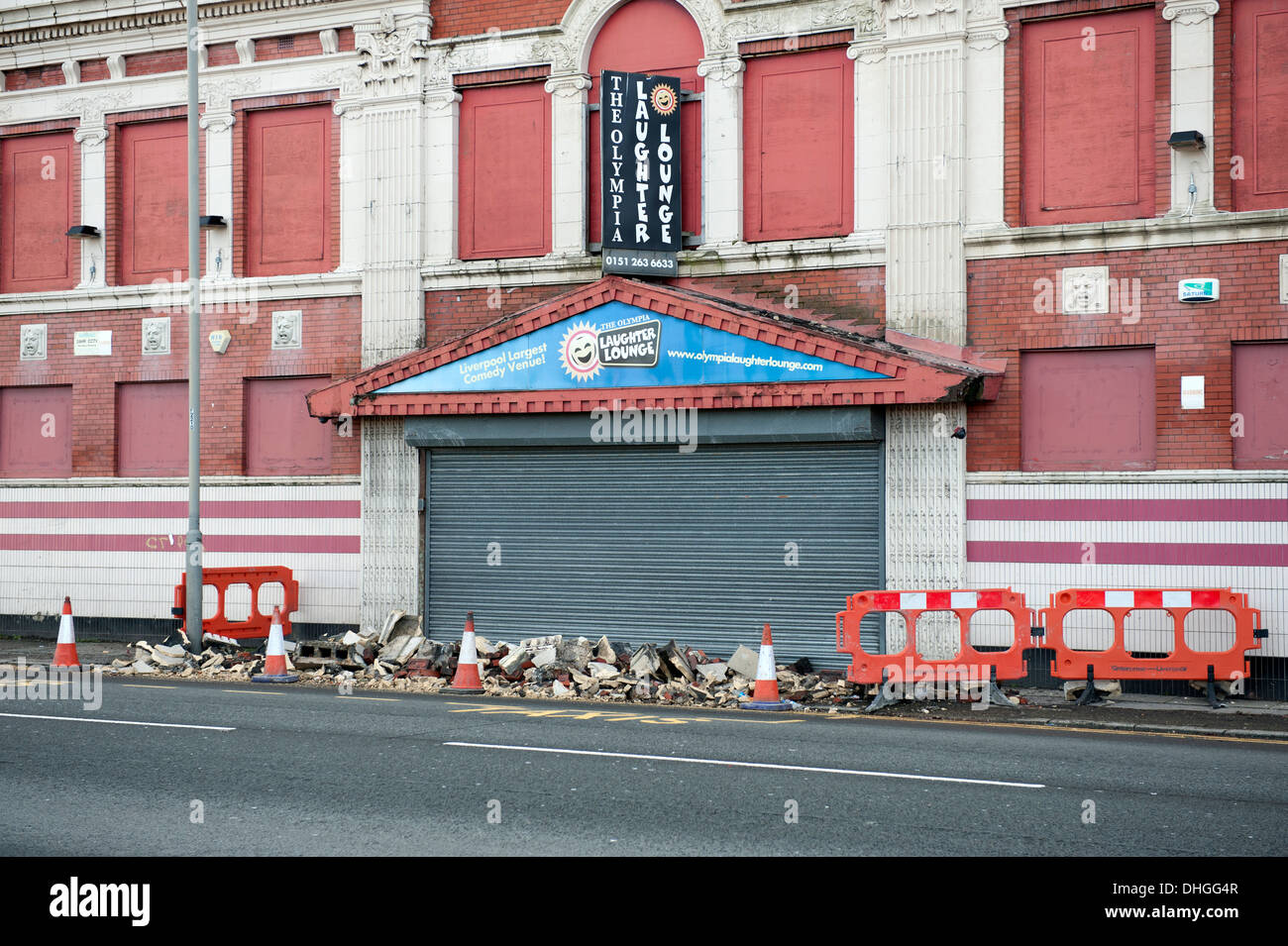Partially Collapsed Building masonry fallen Stock Photo - Alamy