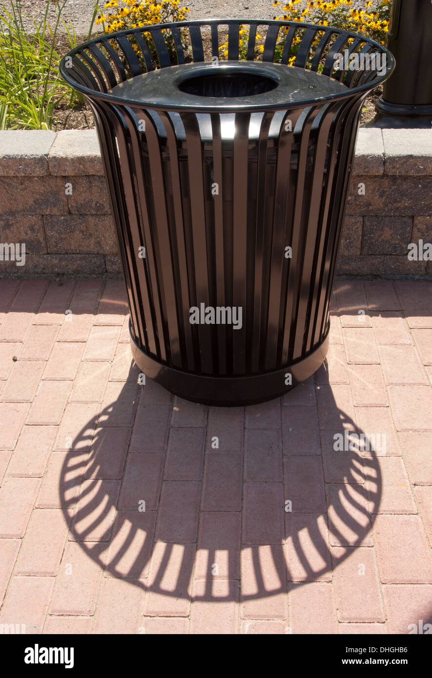 Trash and cast hi-res stock photography and images - Alamy