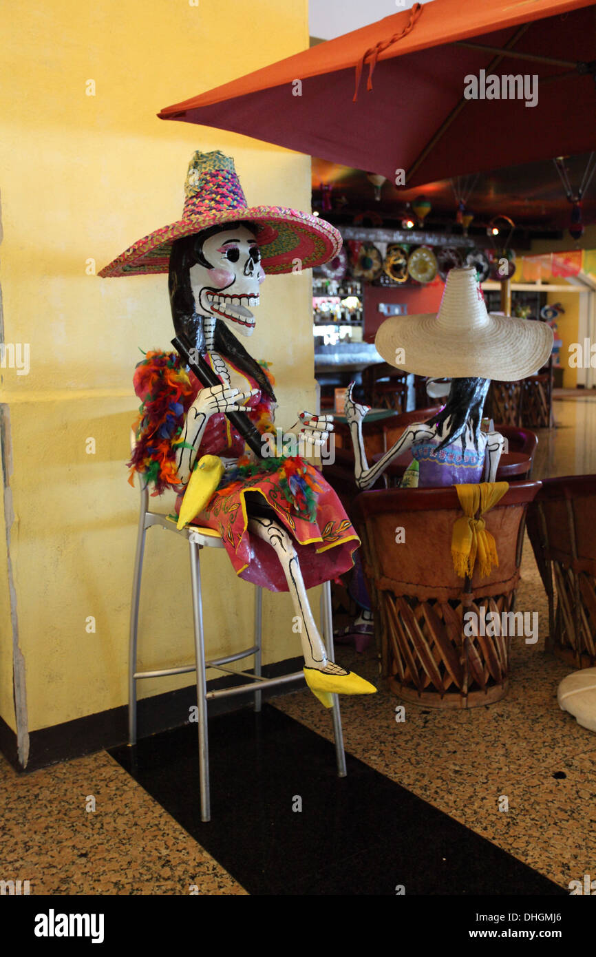 Mexican day of the dead skeletons hi-res stock photography and images ...