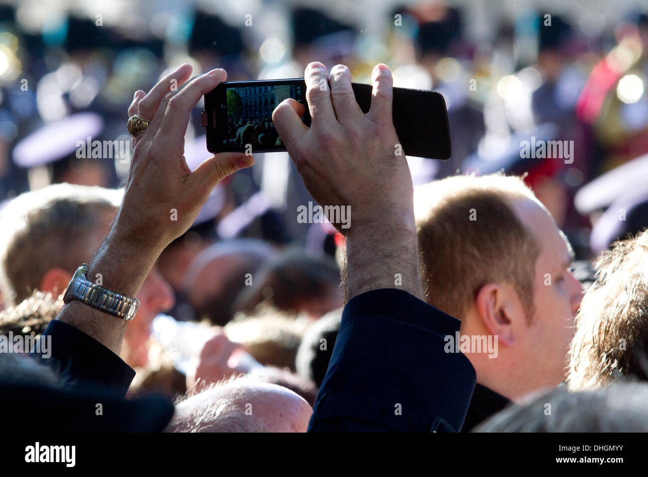 London crowds pay respect hi-res stock photography and images - Alamy London crowds pay respect hi-res stock photography and images - Alamy