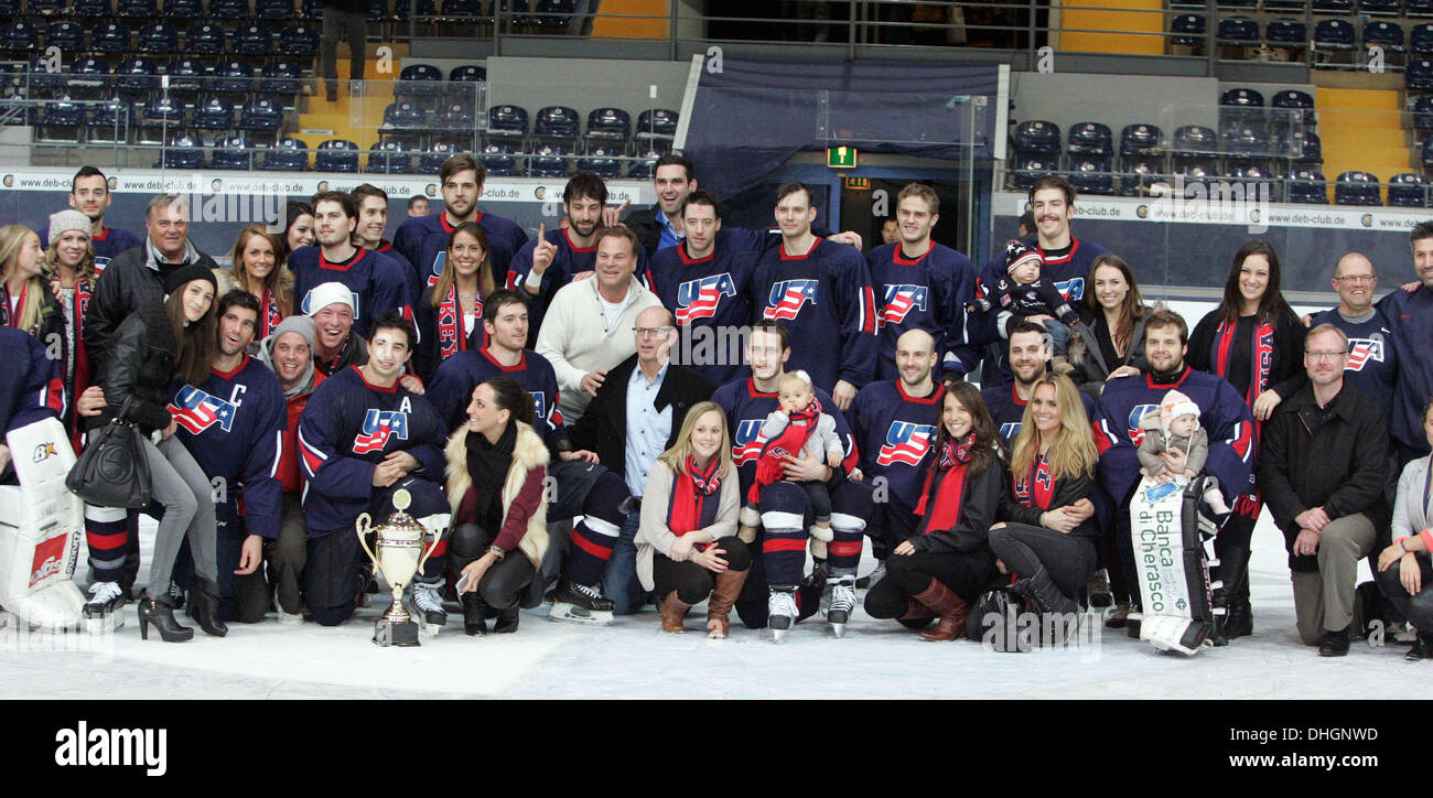 Munich, Germany. 10th Nov, 2013. team USA after the 7:4 victory with ...