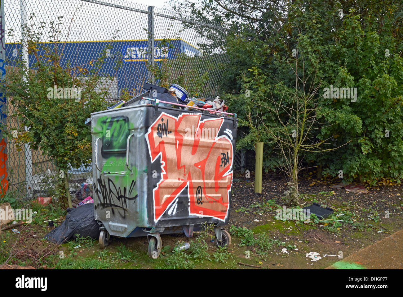 Rubbish graffiti hi-res stock photography and images - Alamy
