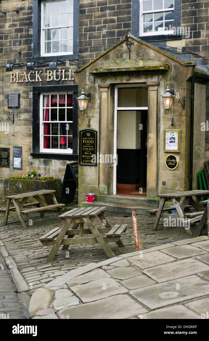 The black bull public house exterior hi-res stock photography and ...