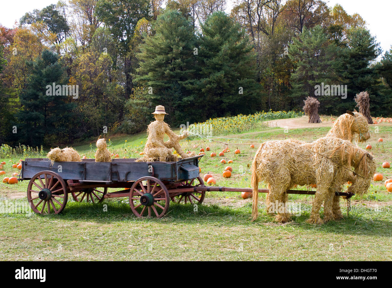 Straw animals hi-res stock photography and images - Alamy