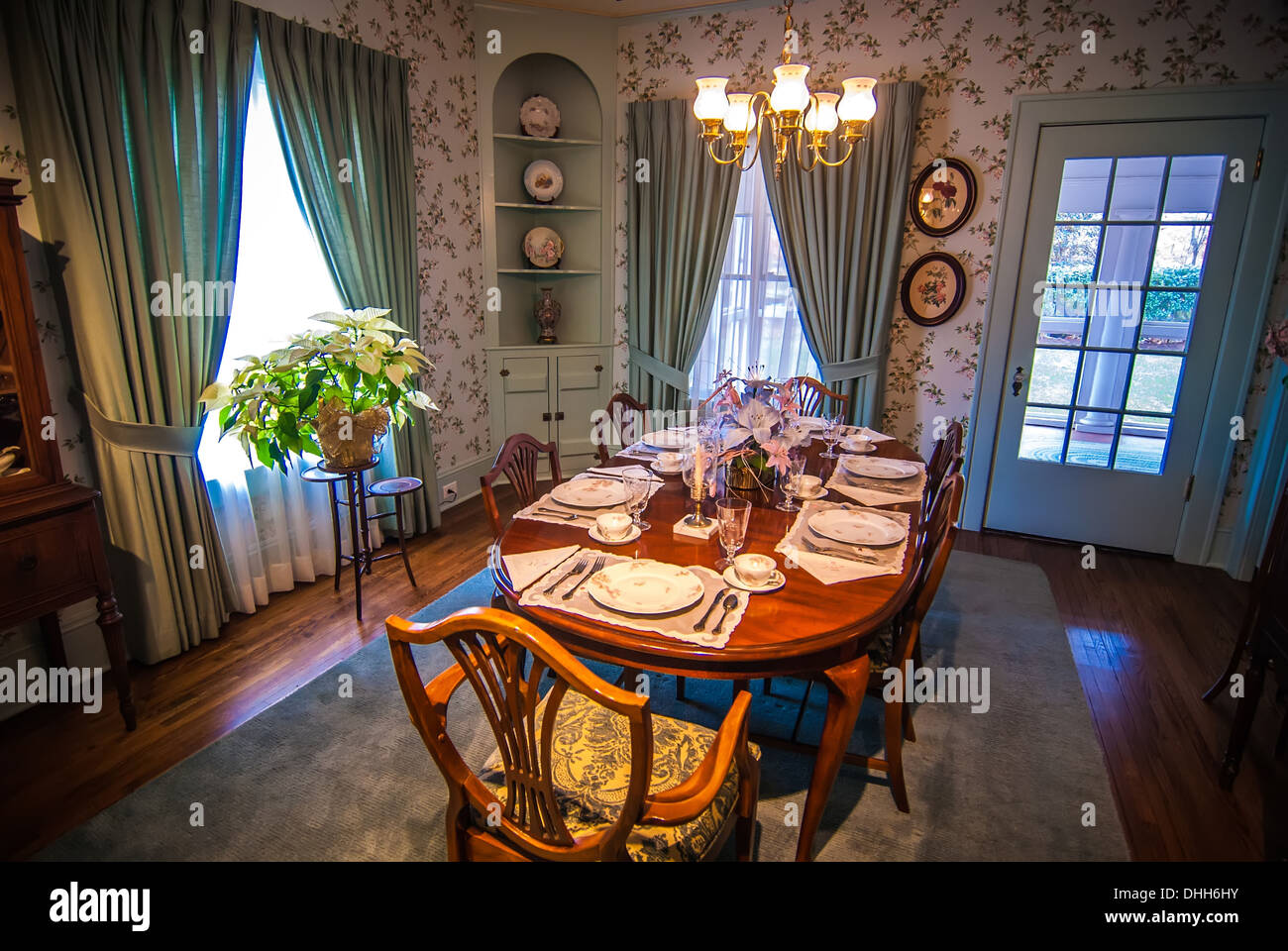Family at dining room table meal hi-res stock photography and images ...