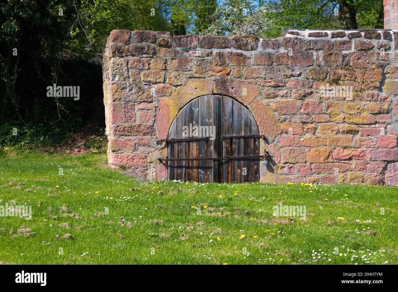 Romantic garden fence Stock Photo - Alamy