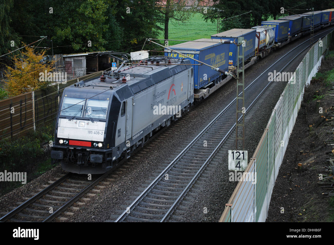 MRCE Dispolok der BR185 mit einem Güterzug auf der Rollbahn (KBS385 ...
