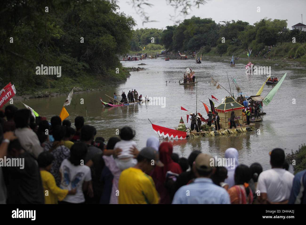 SOLO, INDONESIA NOVEMBER 10, 2013 : The wooden Rafts down the Bengawan ...