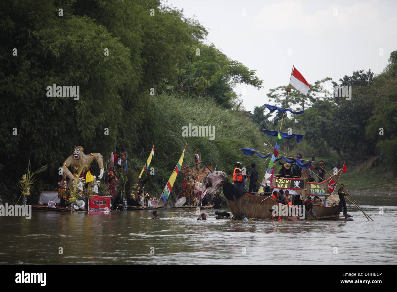 SOLO, INDONESIA NOVEMBER 10, 2013 : The wooden Rafts down the Bengawan ...