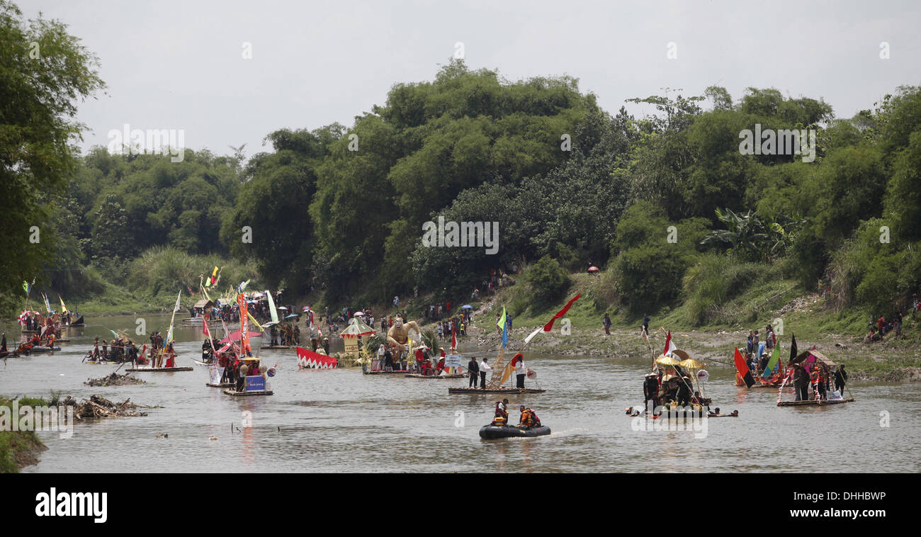 SOLO, INDONESIA NOVEMBER 10, 2013 : The wooden Rafts down the Bengawan ...