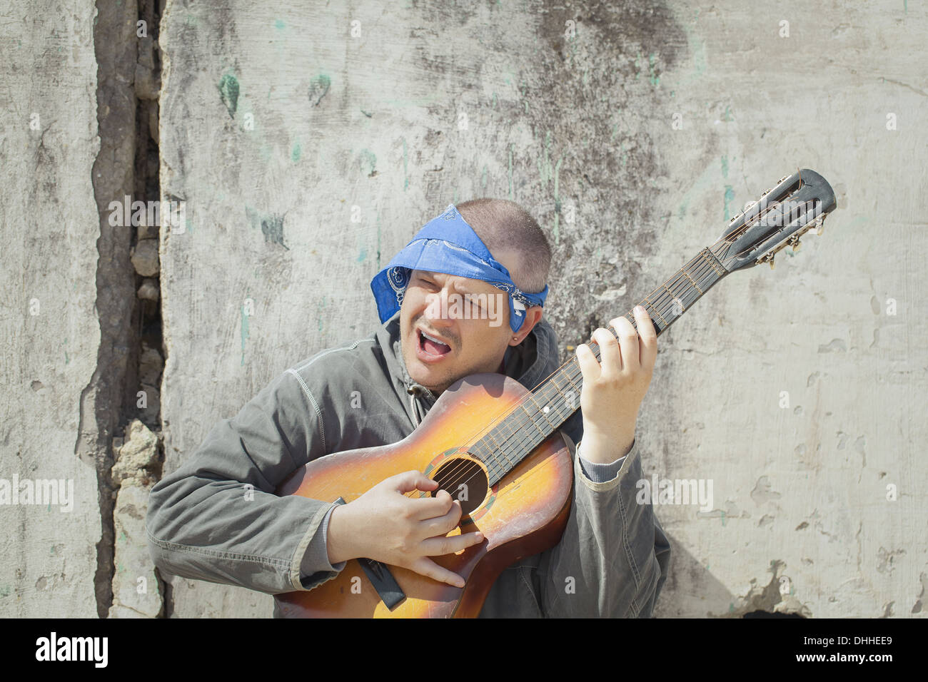 Man sitting against wall hi-res stock photography and images - Alamy