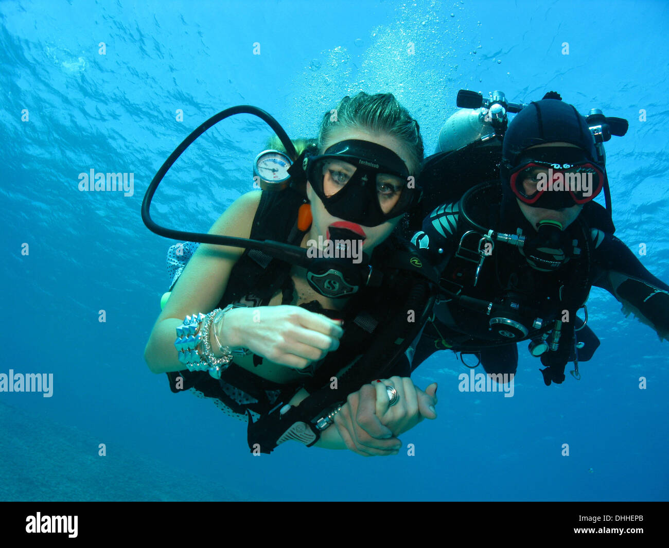 Divers holding hands hi-res stock photography and images - Alamy