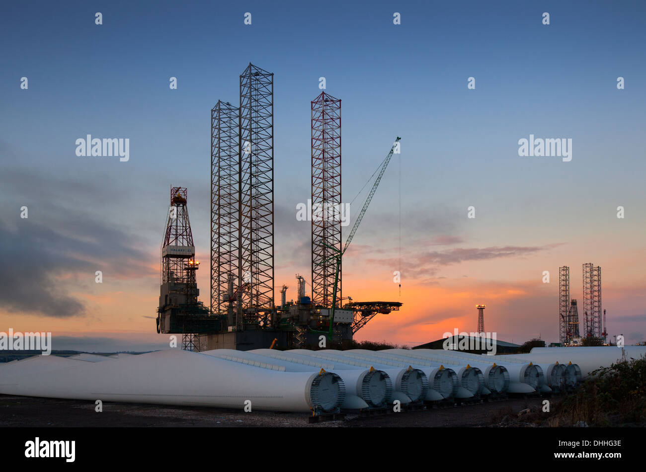 Semisubmersible rig in the north sea oil industry hi-res stock ...