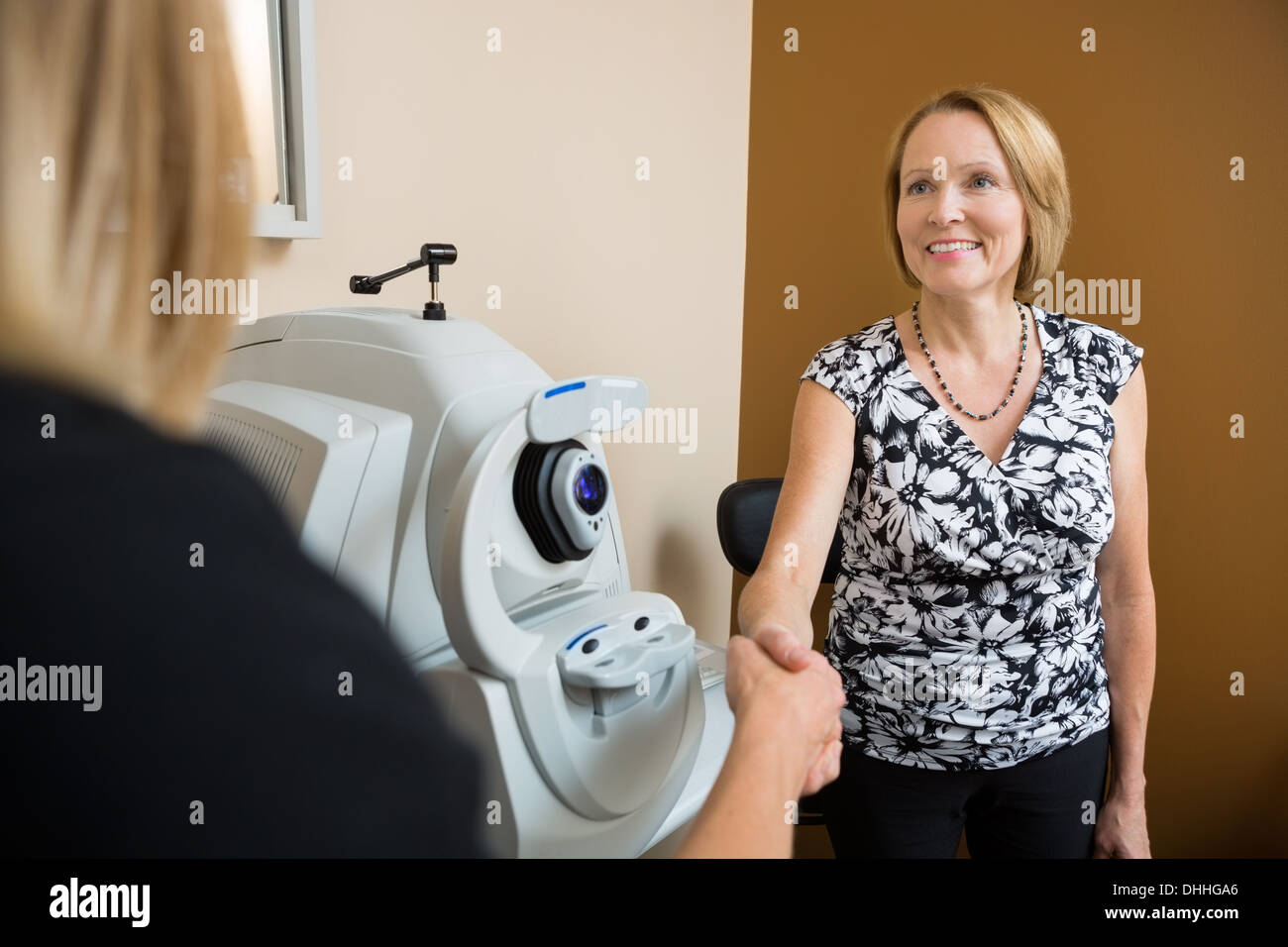 Optician And Patient Shaking Hands In Clinic Stock Photo - Alamy