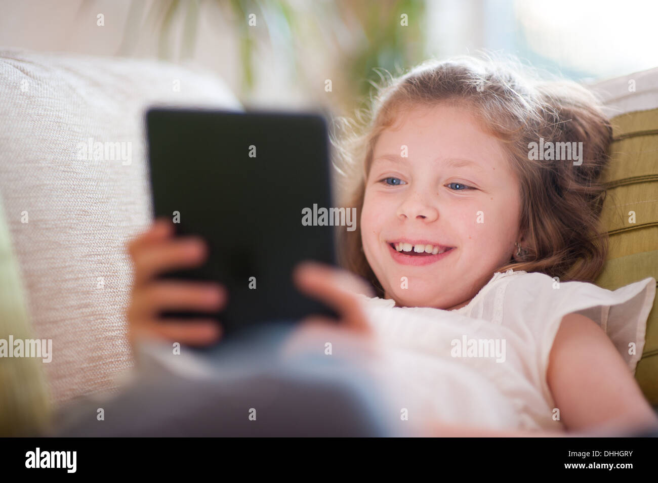 Girl on computer hi-res stock photography and images - Alamy
