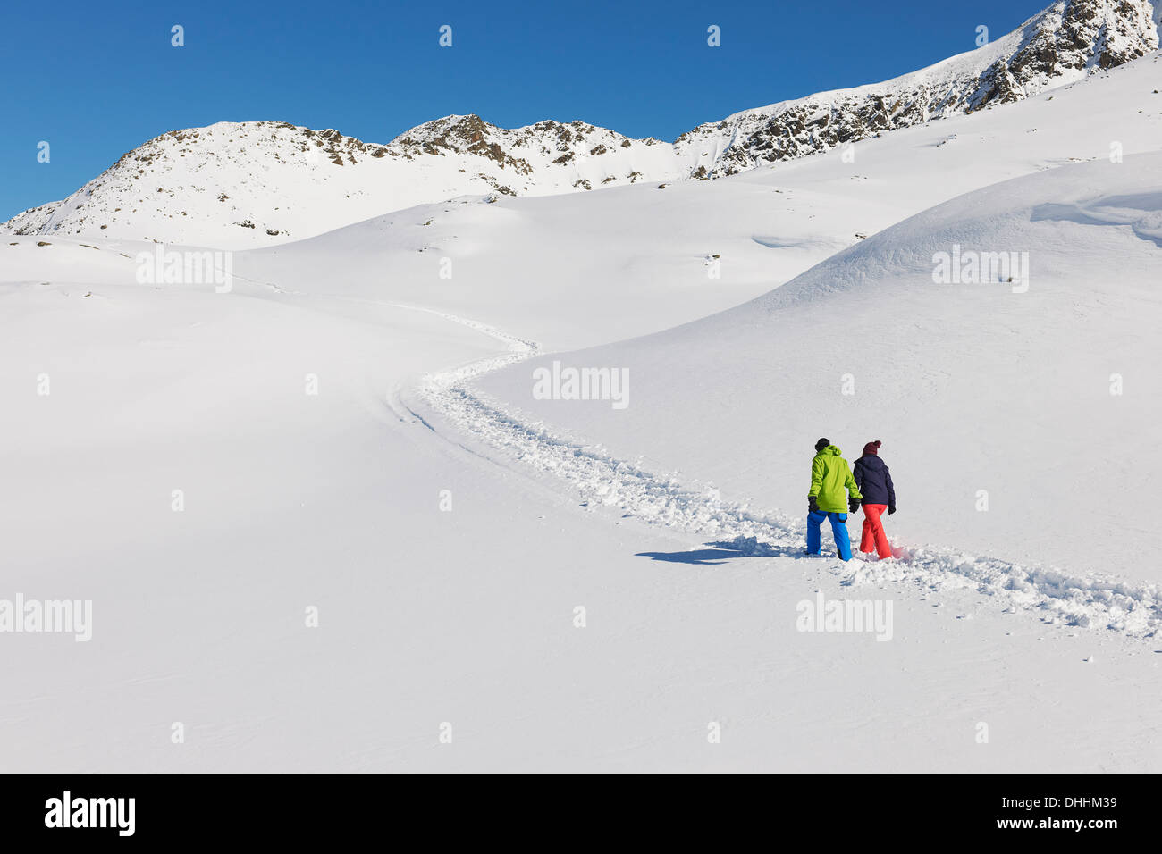 Two people walking in snow hi-res stock photography and images - Alamy