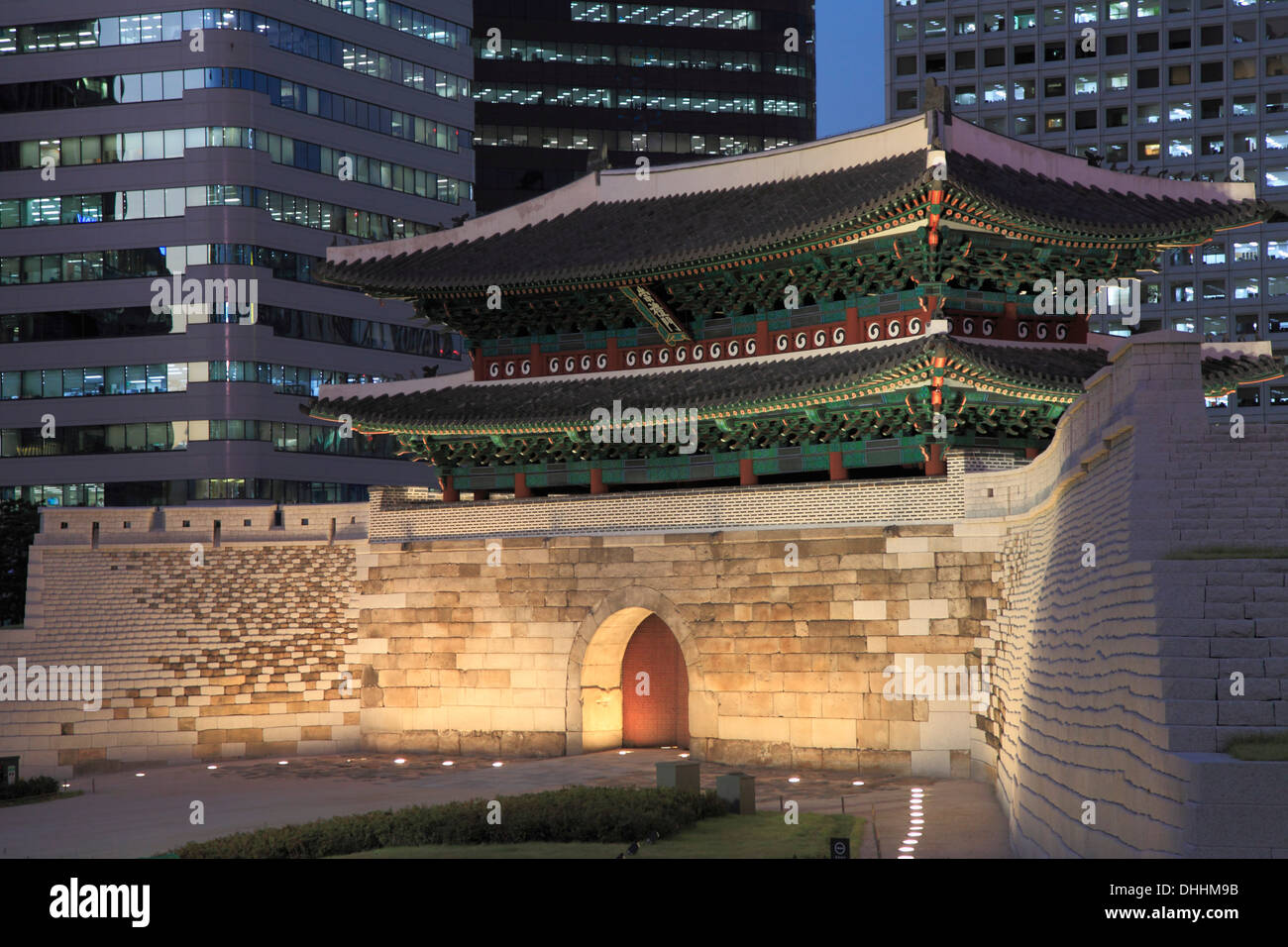 Korea seoul sungnyemun south gate hi-res stock photography and images ...