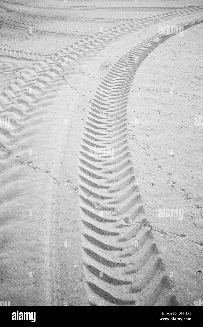 Curved tyre tracks hi-res stock photography and images - Alamy