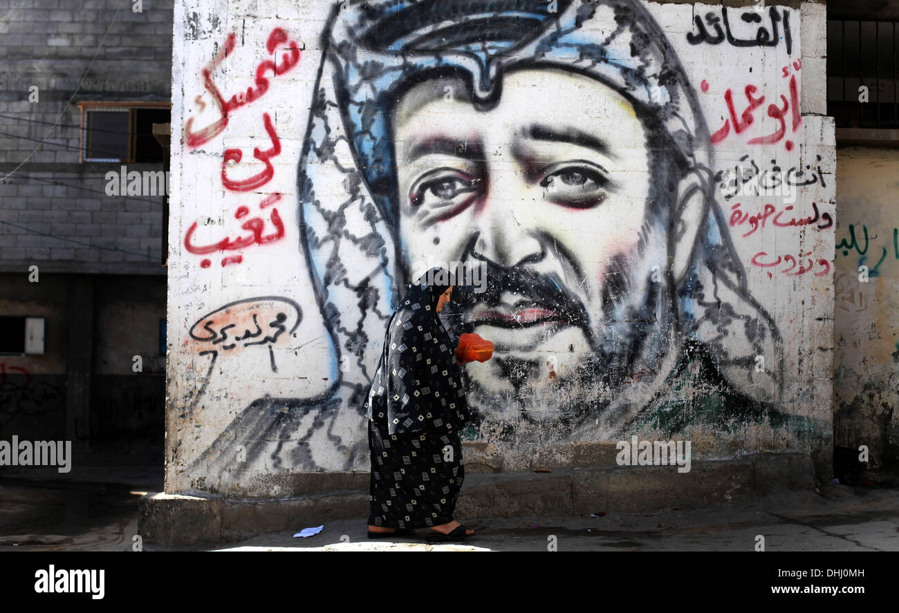 Gaza City, Gaza Strip, . 11th Nov, 2013. A Palestinian woman walks in ...
