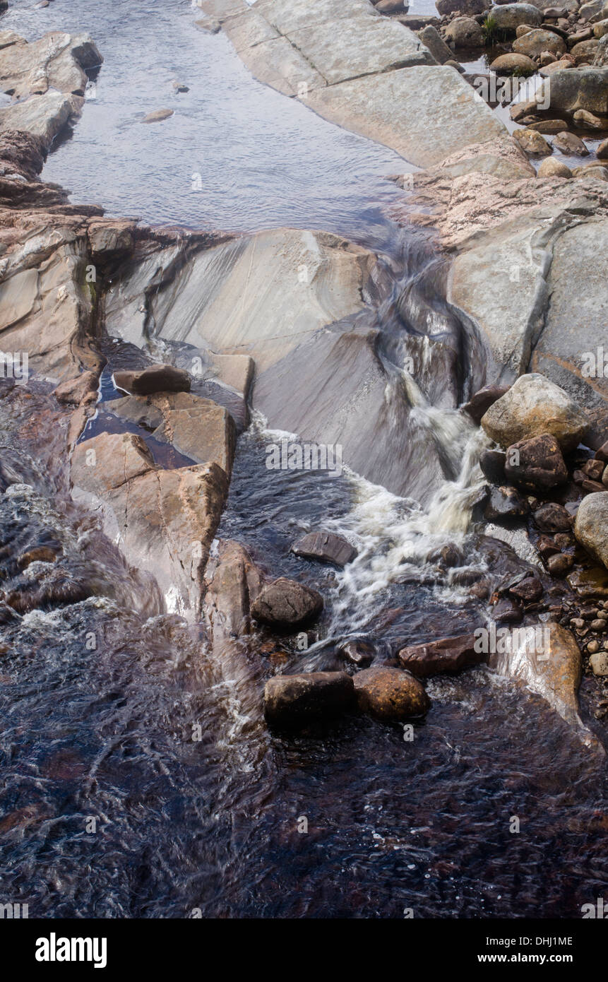 Water flowing around rocks hi-res stock photography and images - Alamy