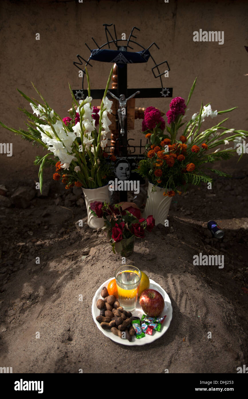 Food decorate a grave during Day of the Dead celebrations in Teotitlan ...