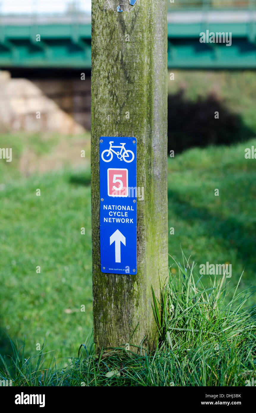 Sign for National Cycle Network on wooden post Stock Photo - Alamy