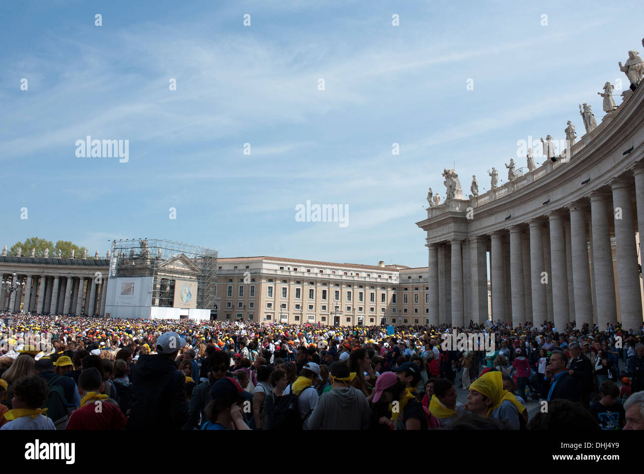 Christian pilgrims in st peters square hi-res stock photography and ...