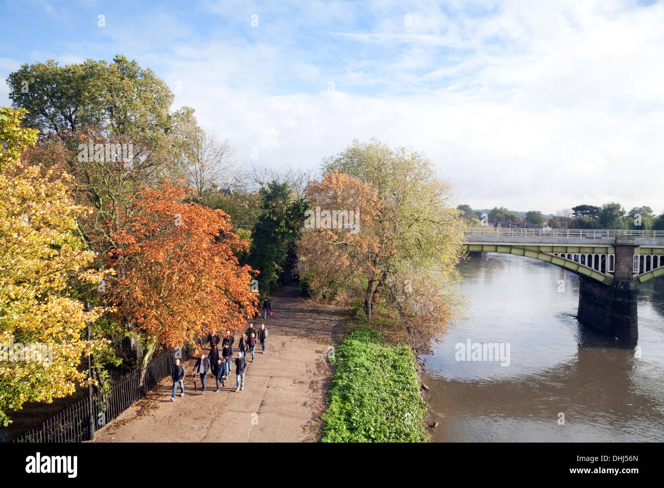 Thames path autumn, people walking at Richmond by the river Thames ...