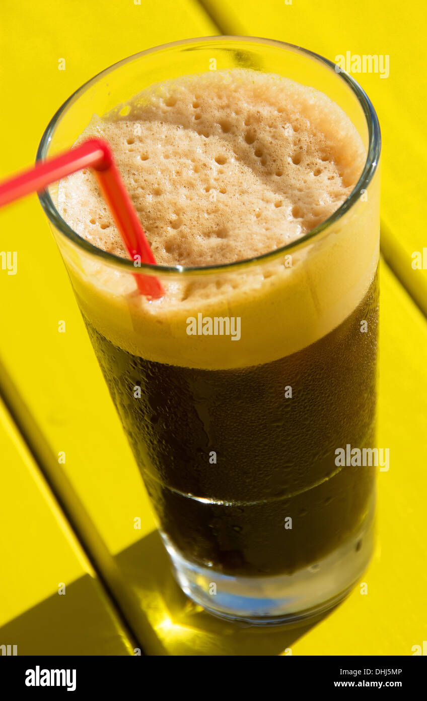 A glass of frothy iced black coffee Stock Photo - Alamy