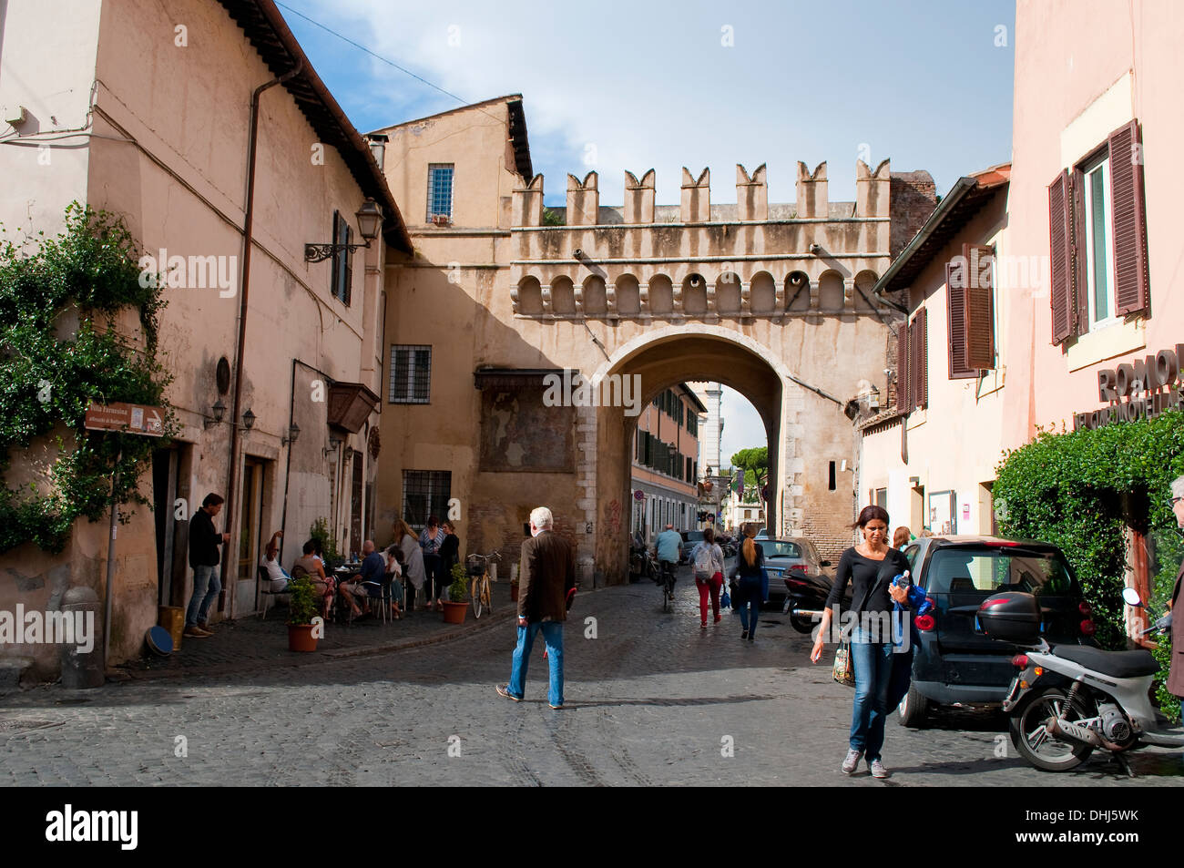 Rome street scene people hi-res stock photography and images - Alamy