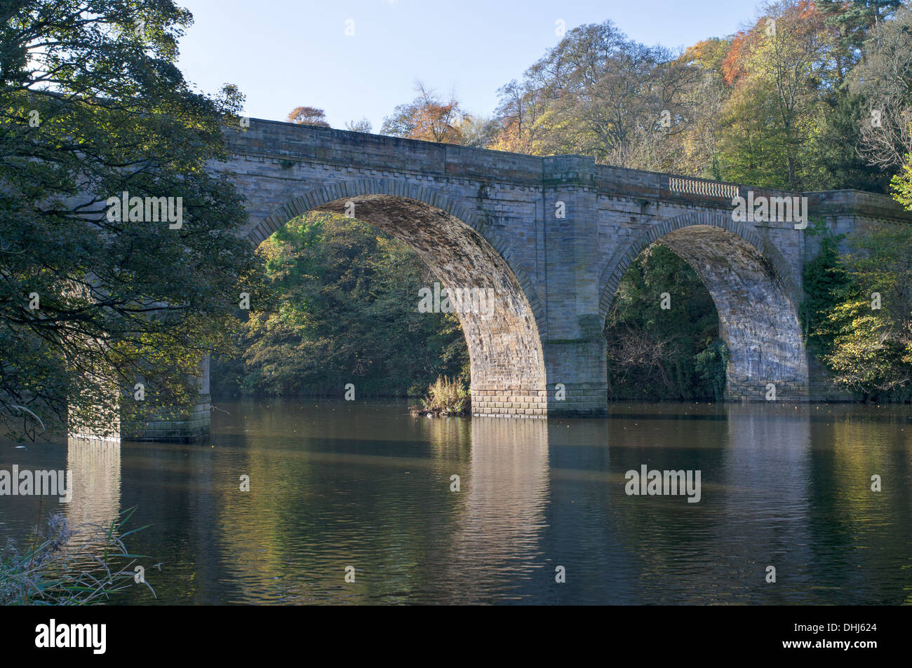 Stone arched bridge over blue water hi-res stock photography and images ...