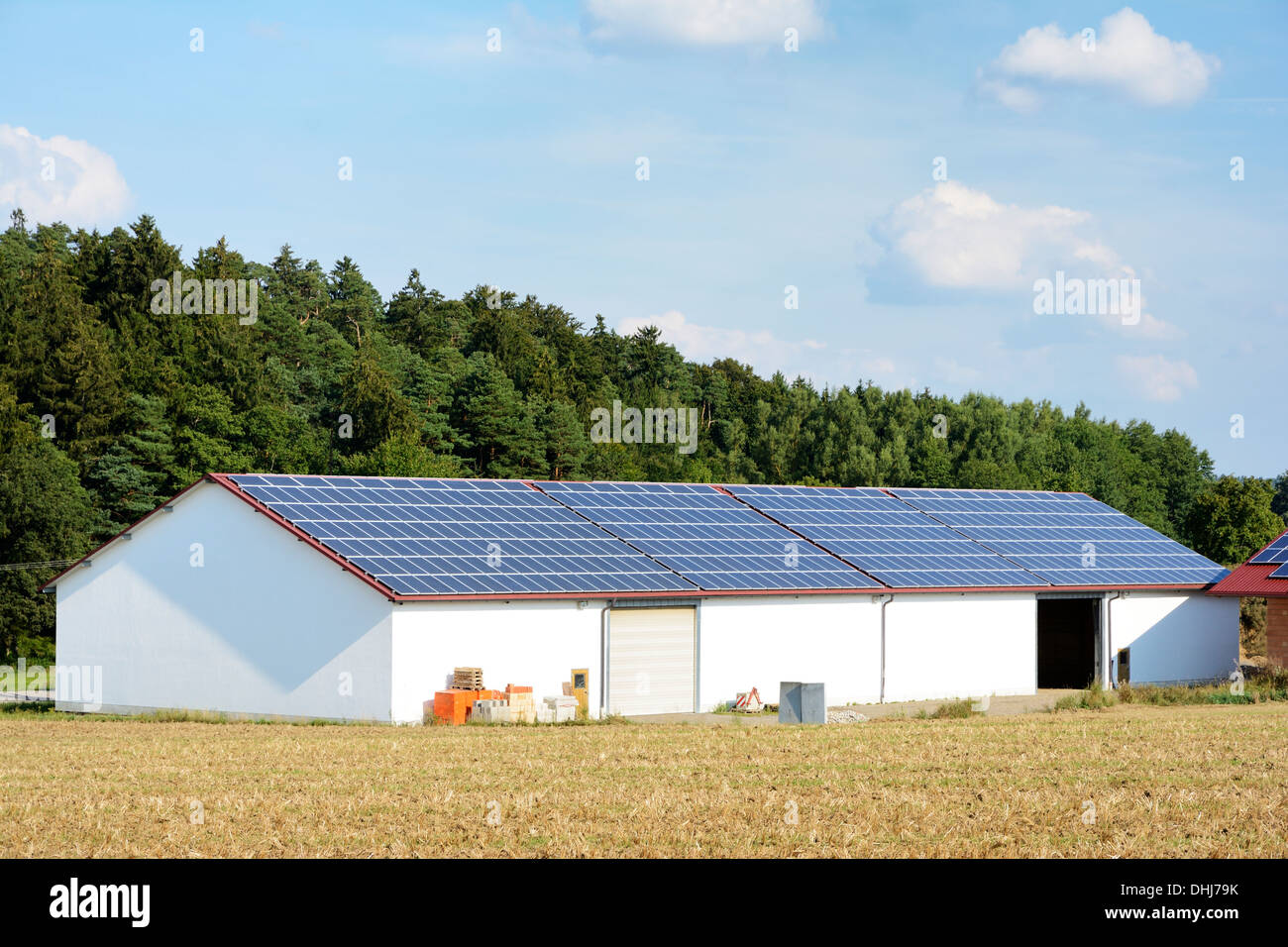 Barn of a farm with solar panels on the roof Stock Photo - Alamy