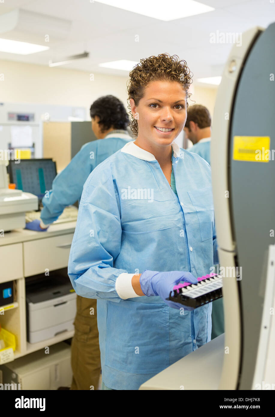Female lab tech hi-res stock photography and images - Alamy