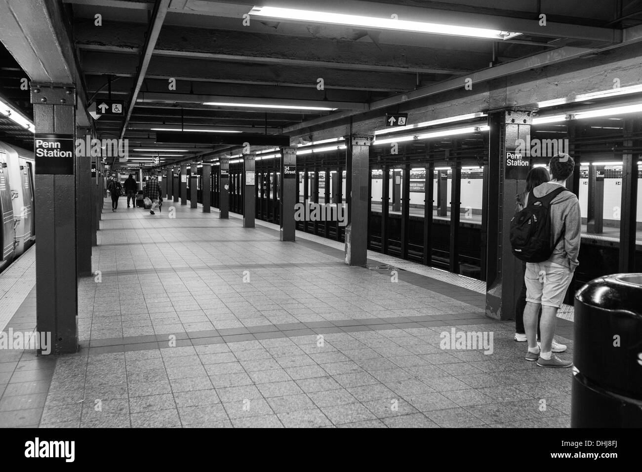Penn station sign Black and White Stock Photos & Images - Alamy