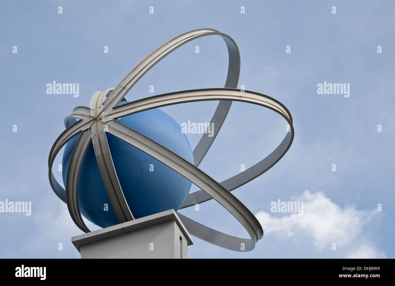 Metal world globe sculpture hi-res stock photography and images - Alamy