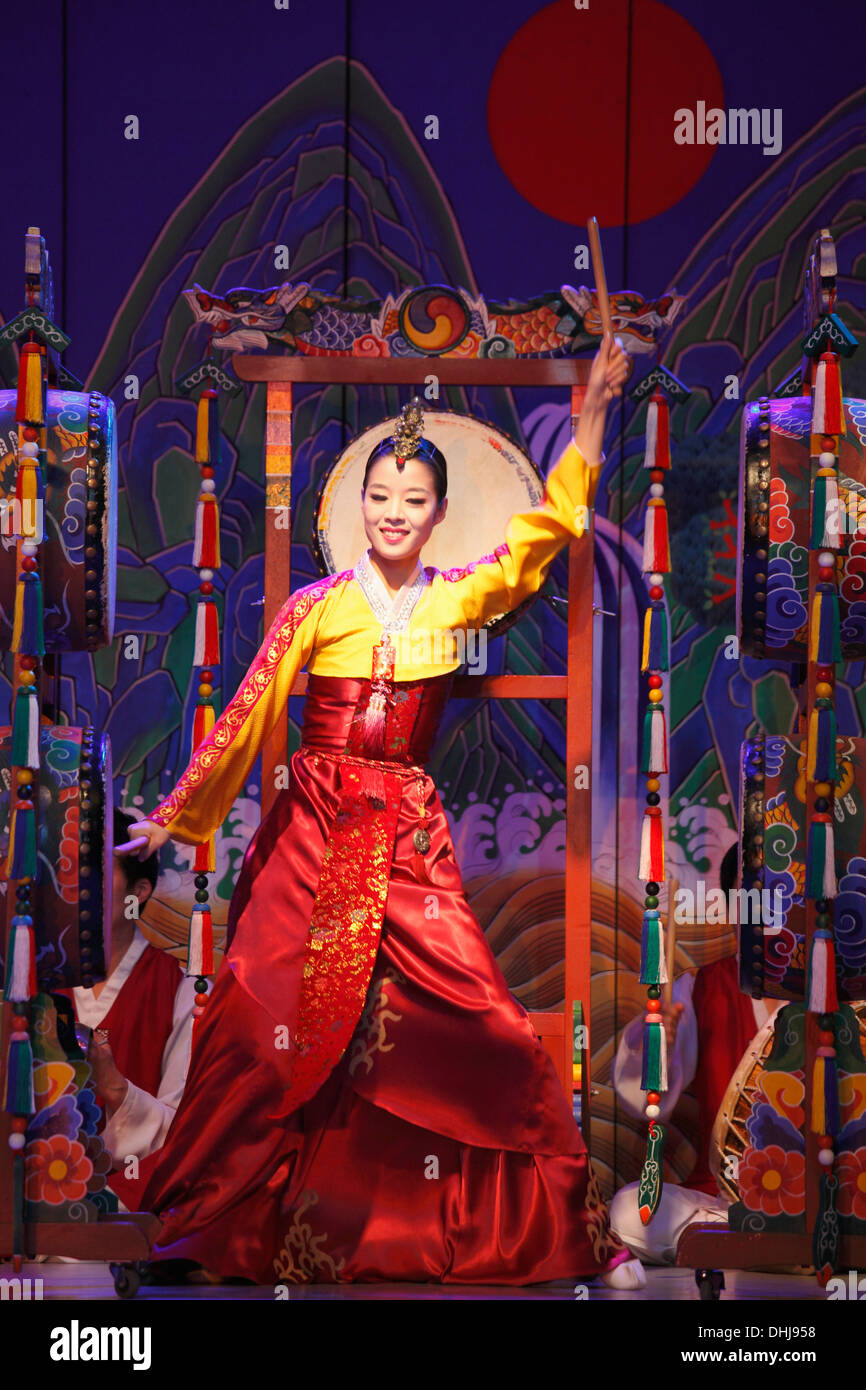 Traditional dance seoul south korea hi-res stock photography and images ...