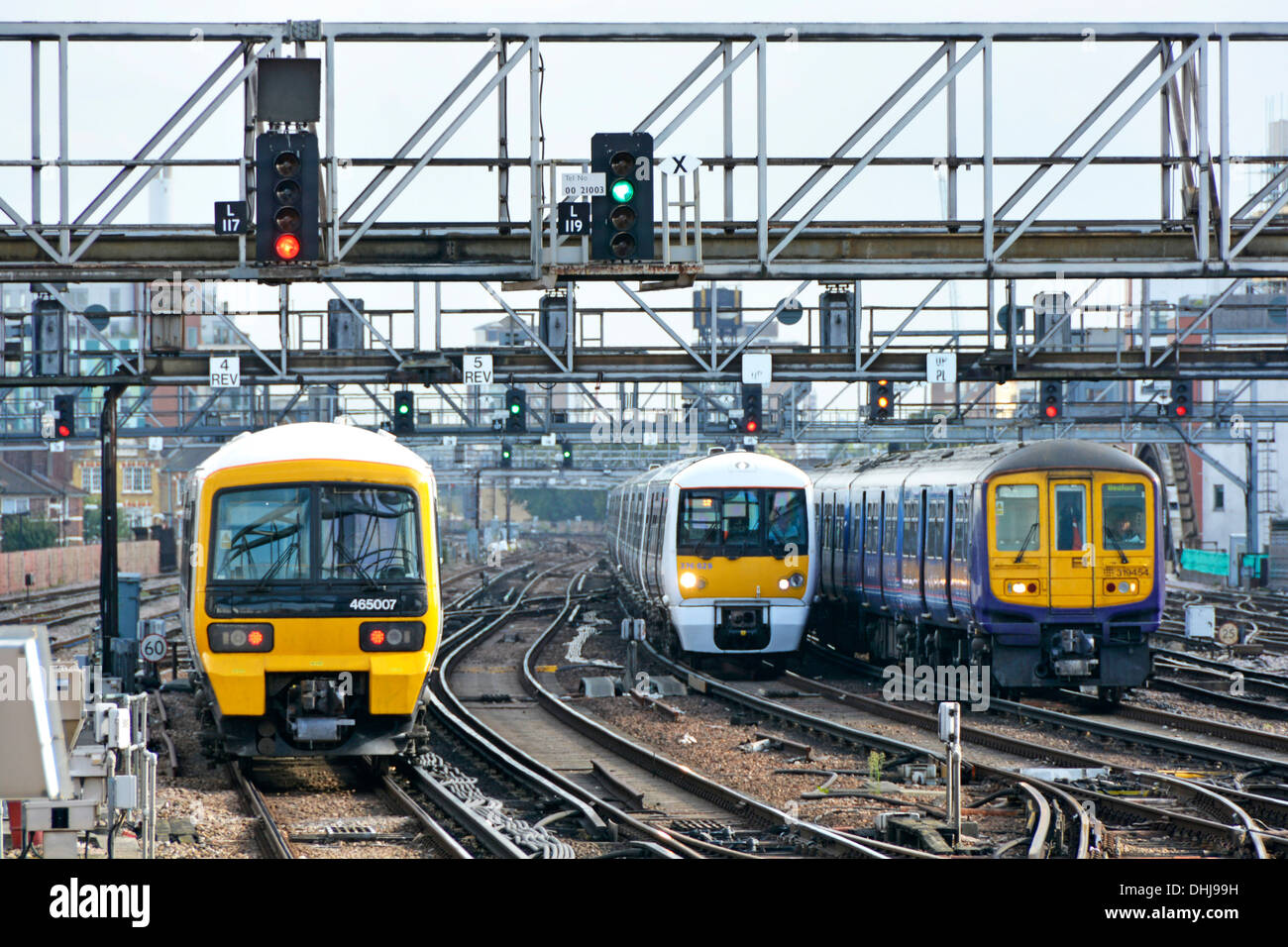 Trains arriving and departing London Bridge station Stock Photo - Alamy
