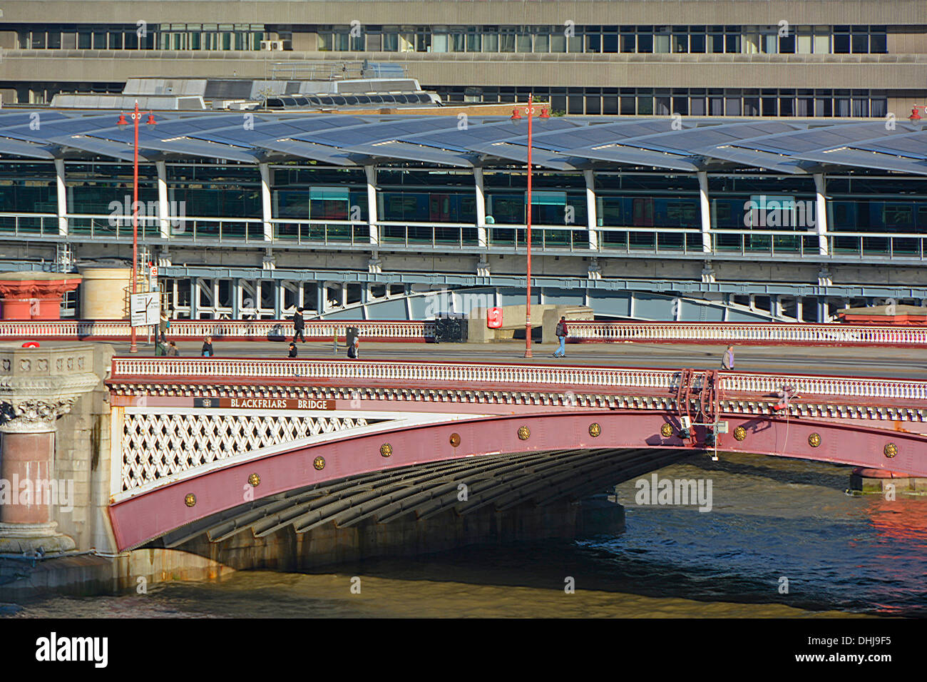 Blackfriars bridge solar panels hi-res stock photography and images - Alamy