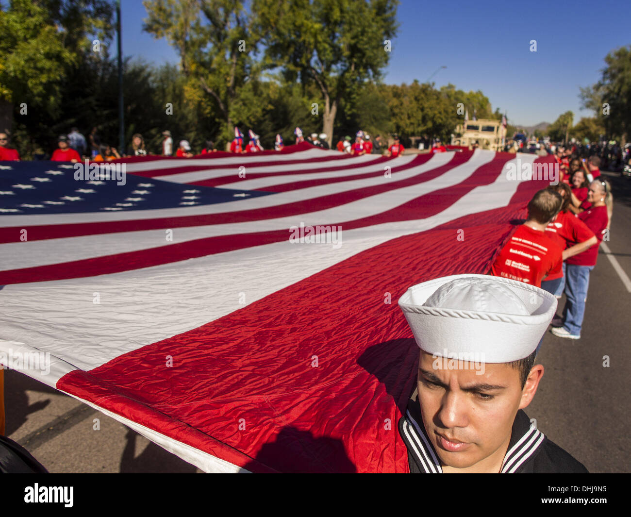 Phoenix, Arizona, USA. 11th Nov, 2013. A US Navy sailor helps carry an ...