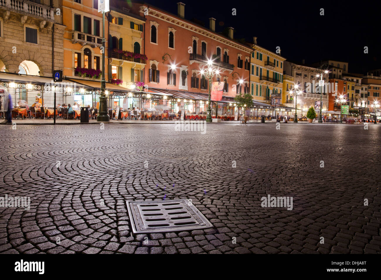 Nightlife in verona hi-res stock photography and images - Alamy