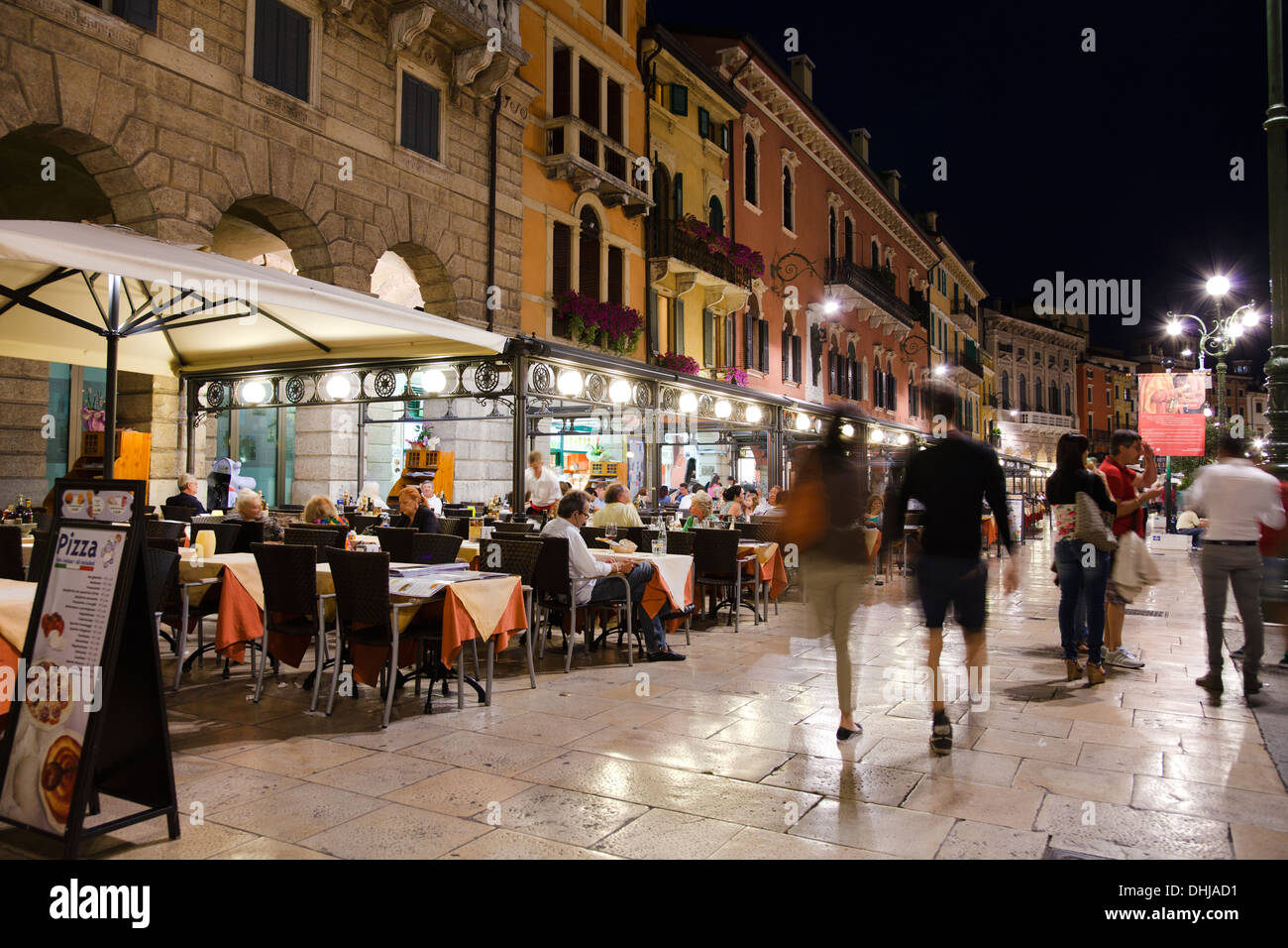Nightlife in verona hi-res stock photography and images - Alamy