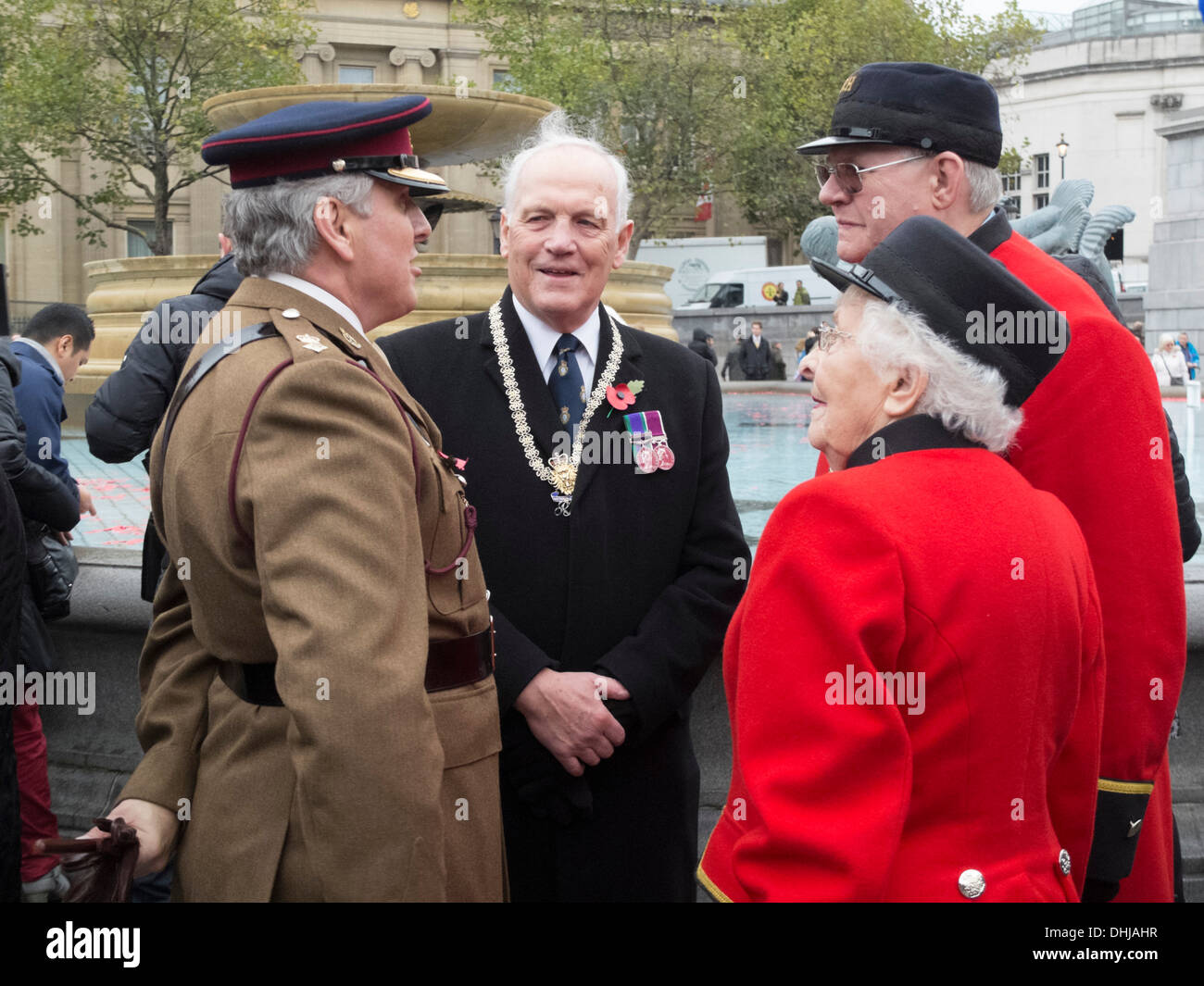 London: Armistice Day 2013. Veterans and members of the public at the ...